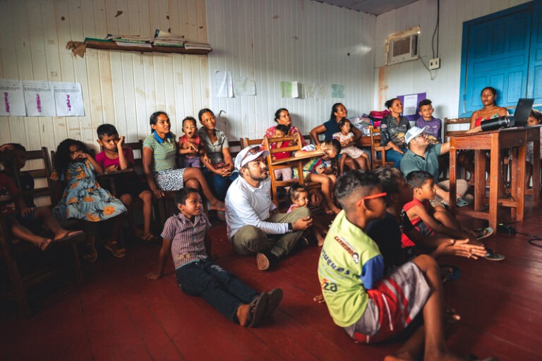 Qual a diferença entre quilombolas e ribeirinhos?